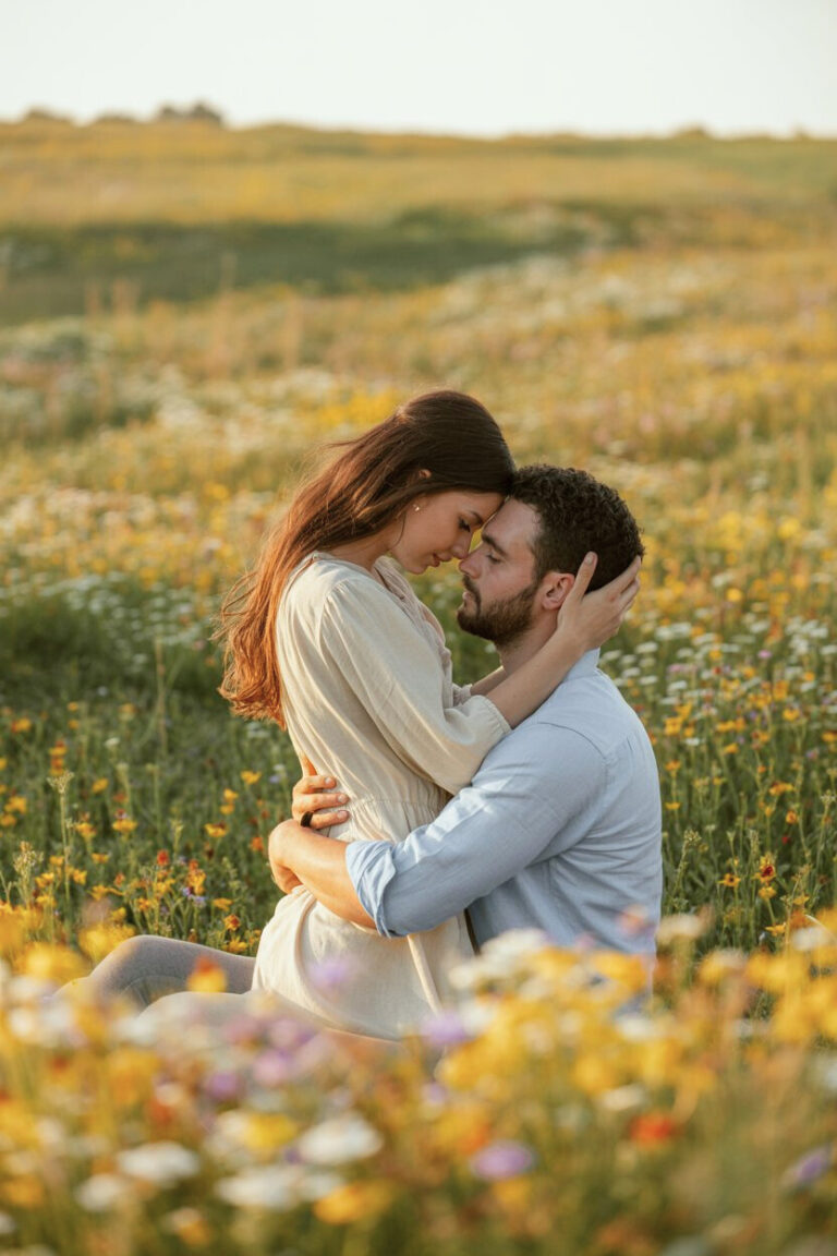 25 Cute Couple Photography Poses for Any Occasion