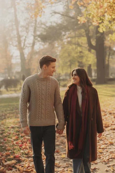 25 Fall Couple Photo Ideas: Cute Poses, Cozy Outfits & Aesthetic Locations